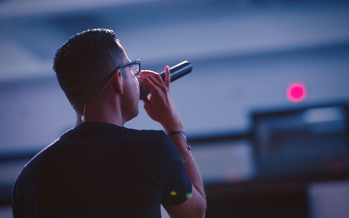 Tips for a Worship Singer's Stage Presence